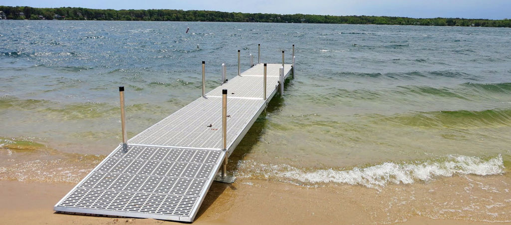 How to Tie a Boat to a Dock [+ 10 Docking Tips]